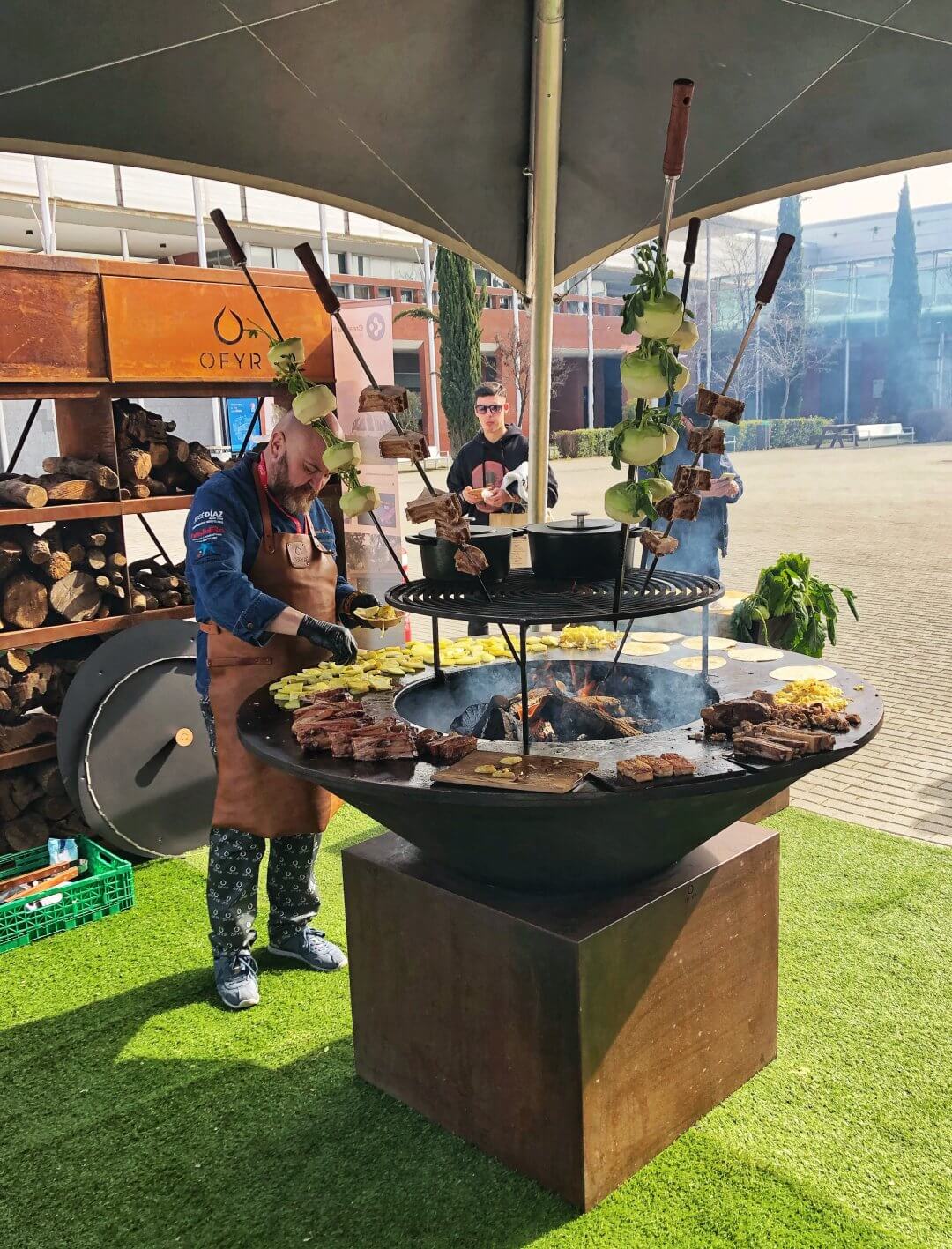 ¿Qué es y en qué consiste el show cooking? - OUT COMPANY