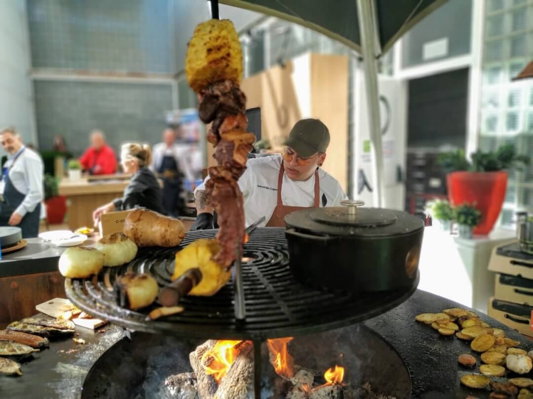 ¿Qué es y en qué consiste el show cooking? - OUT COMPANY